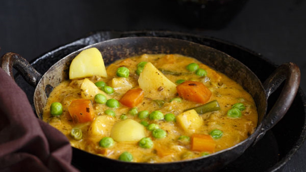 Navratan Korma Recipe: আমিষ রান্নাকেও হার মানাবে নিরামিষ নবরত্ন কোর্মা ...