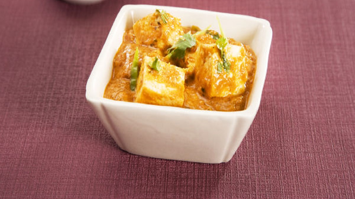 পনিরের একঘেয়ে তরকারি ভাল লাগছে না? চেখে দেখুন জিভে জল আনা রেশমী পনির ...